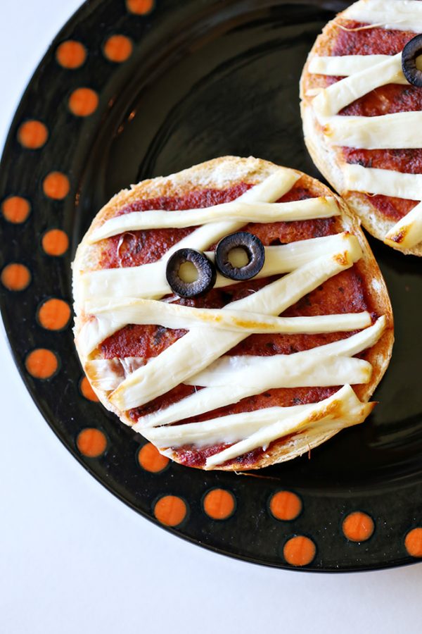 Halloween: Mummy Cheese Pizza Bagels - See Vanessa Craft