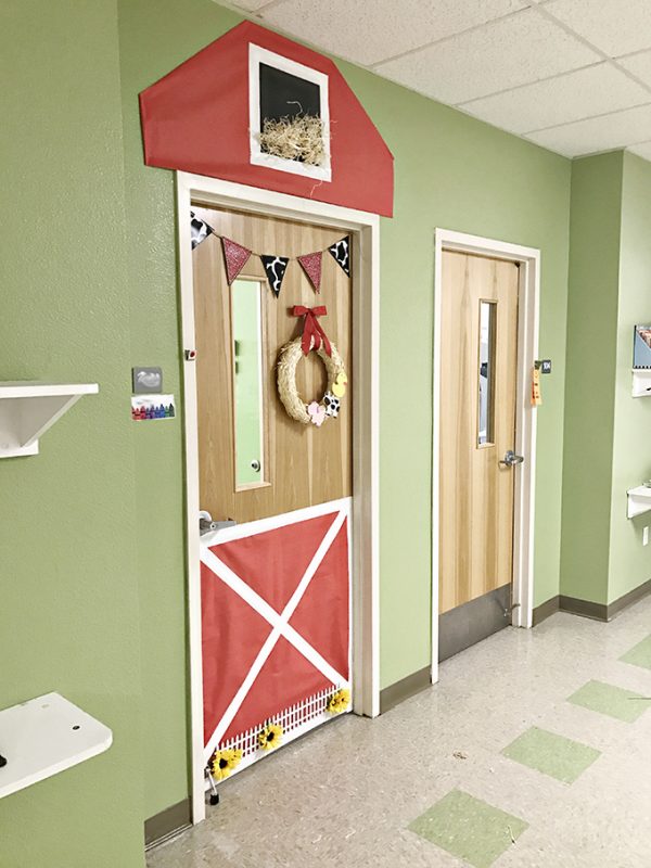 Craft: Easy Classroom Barn Door and Farm Animal Wreath - See Vanessa Craft