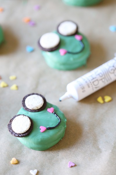 Recipe: Sherlock Gnomes Frog Oreo Treats - See Vanessa Craft